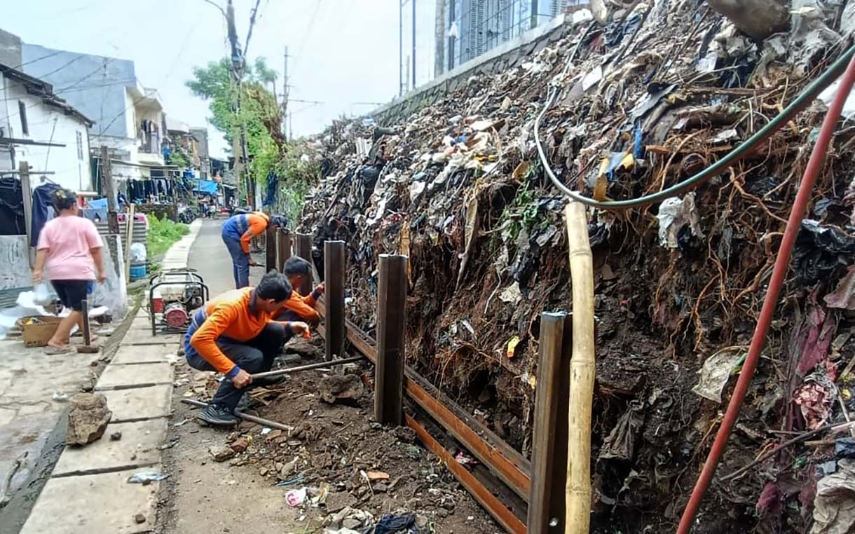 Pemasangan Besi untuk Cegah Tanah Longsor di Menteng Jakpus