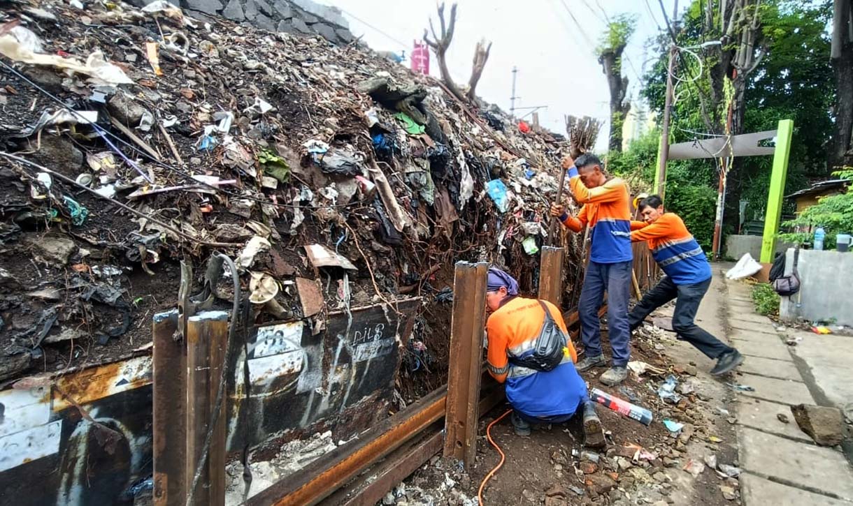 Pemasangan Besi untuk Cegah Tanah Longsor di Menteng Jakpus